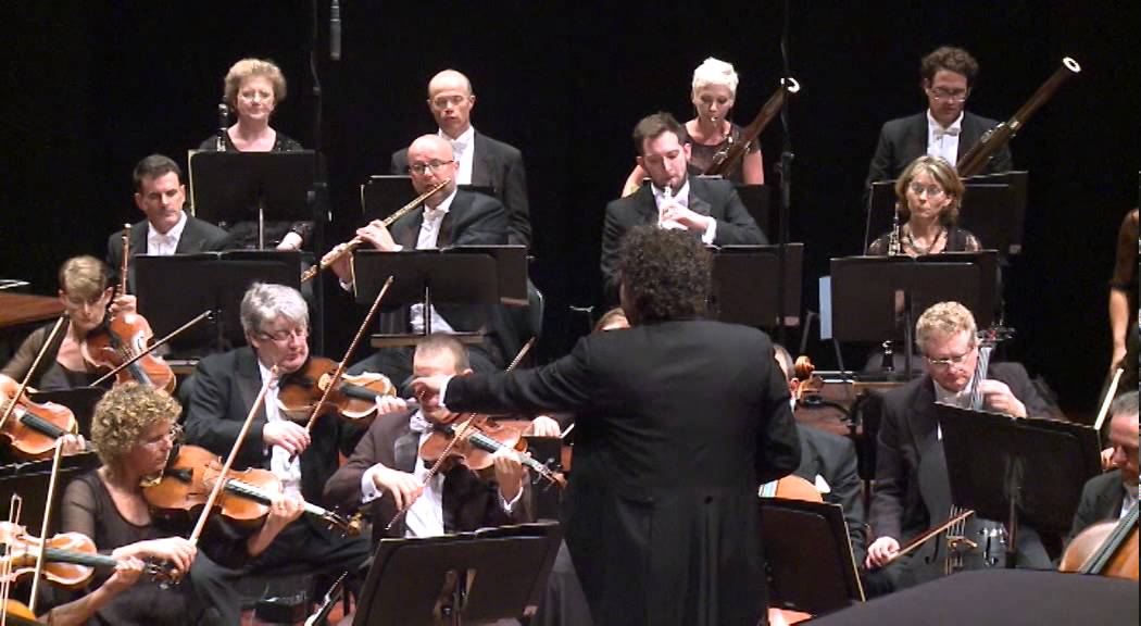 Asher Fisch Conducts & Plays Mozart - YouTube