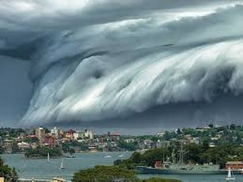 A Terrifying Looking "CLOUD TSUNAMI" moves over the ocean towards ...