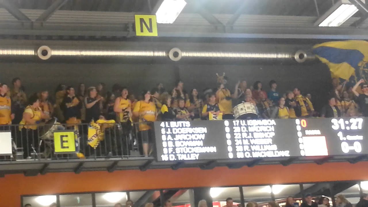 Einsingen der Fans vor dem Spiel von Alba Berlin im Rasta Dome Vechta ...