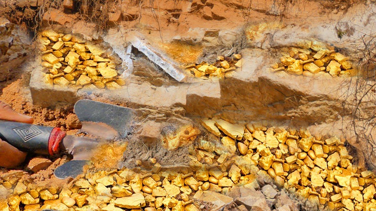 It's so lucky!, Digging up billion dollar of gold treasure near the ...