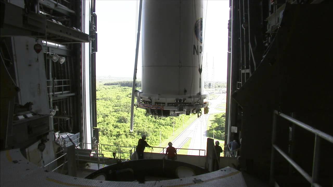 Atlas V MUOS-2 Encapsulated Payload Lift and Mate - YouTube