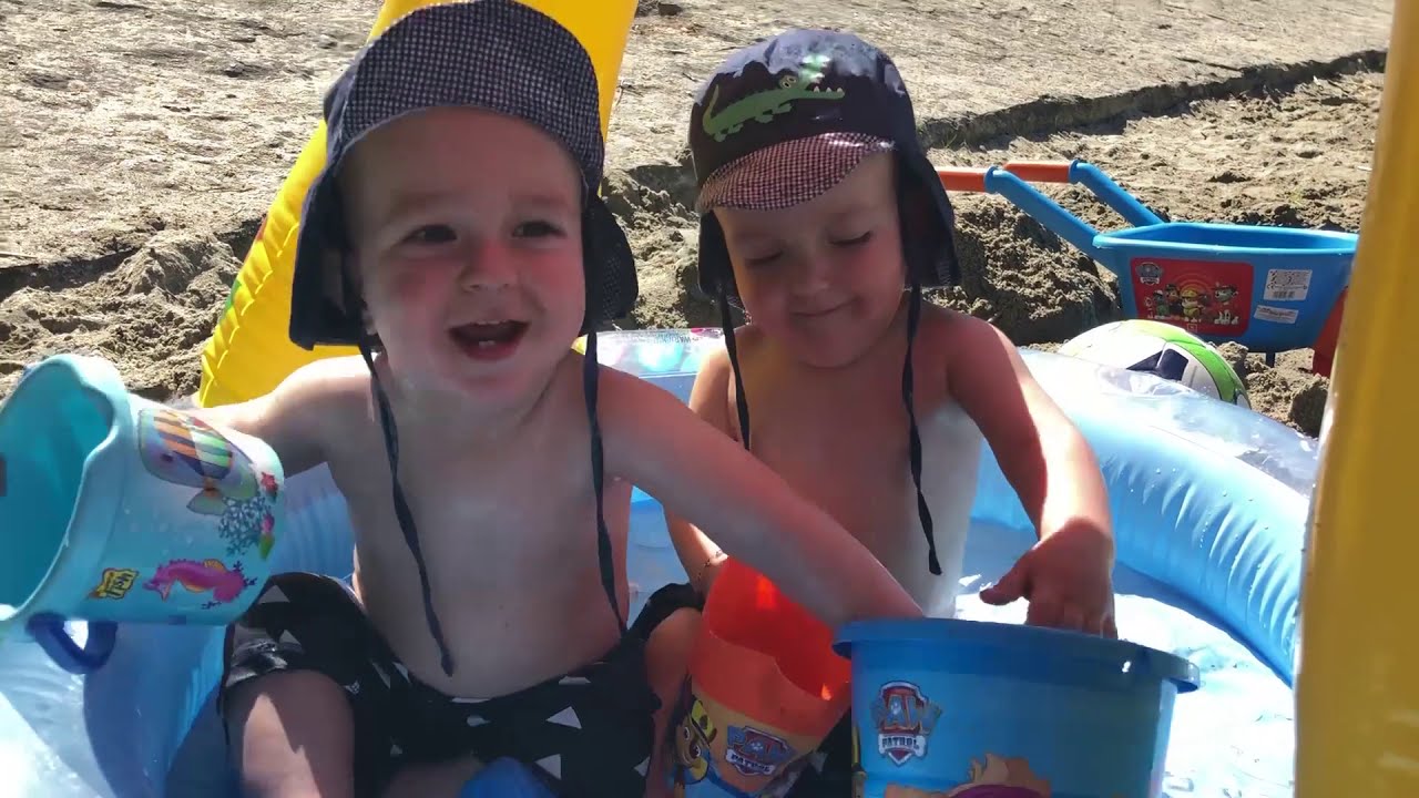 TWIN BABY'S FIRST TIME AT THE BEACH - Beach Babies 🏖🌊 - YouTube