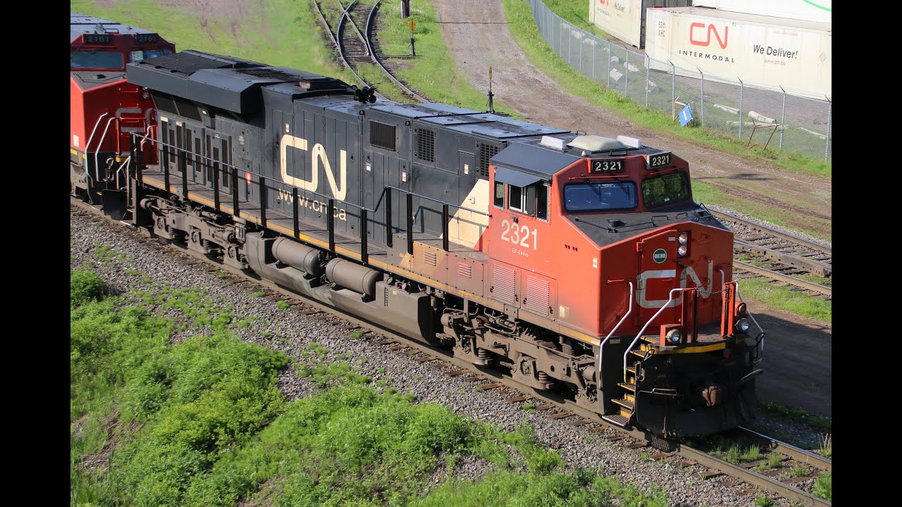 CN 2321 leading 305. - YouTube