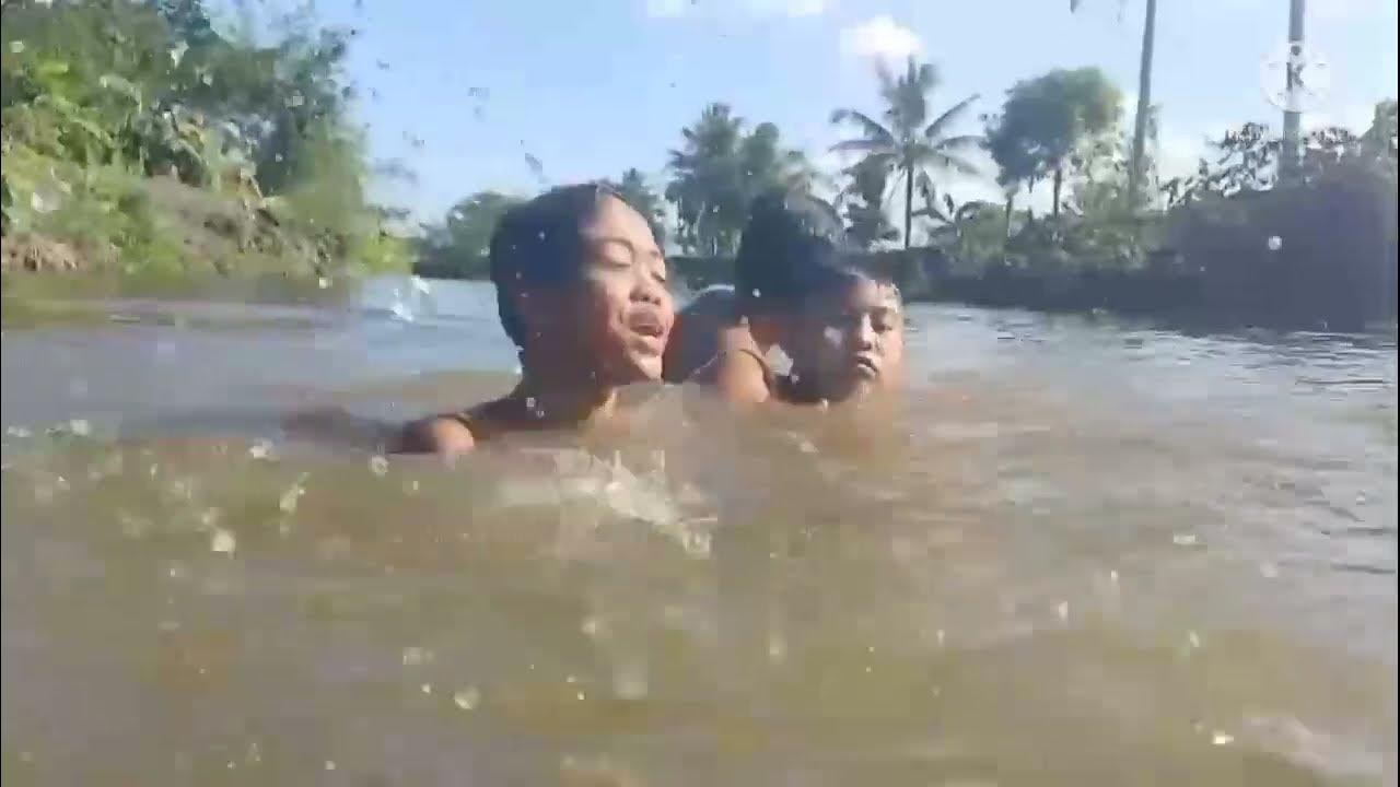 mga Bata naligo sa ilog - YouTube