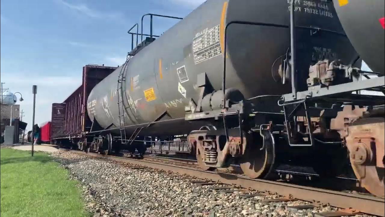 BNSF 1001 leads CP 254 at Northbrook IL - YouTube