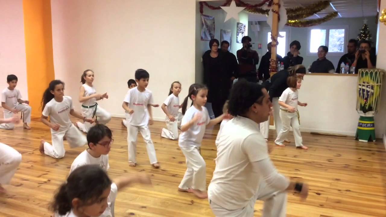 Aulão maculelê - enfants - Capoeira Equilibrio limoges - YouTube