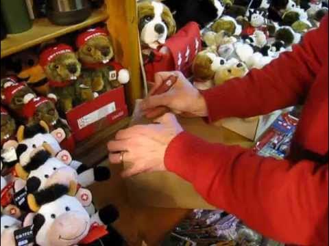 Unpacking a cuckoo clock - Déballage d'une pendule coucou - YouTube