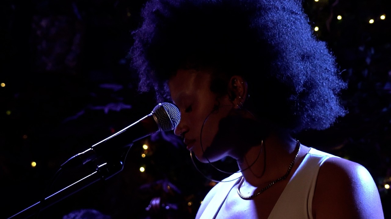 Scarlett Fae - loved liked this (live) - YouTube