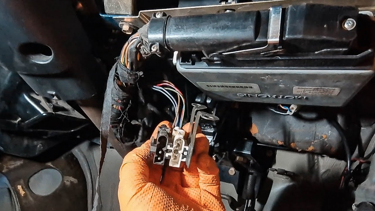 BMW E30 M20B20 mysterious connectors next to ECU - YouTube