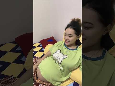 bumil di kamar tidur