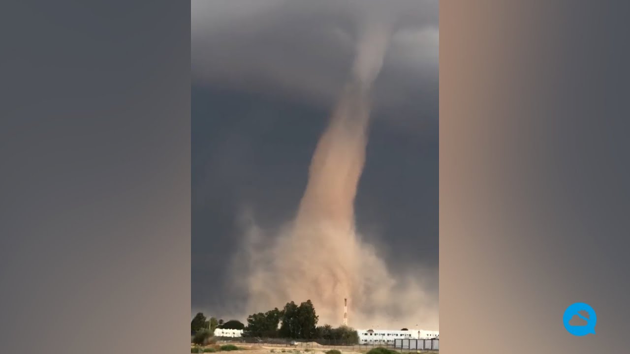 Spectacular tornado in Duba, Saudi Arabia - YouTube