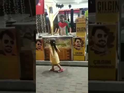 Little Girl Dance at Turkish Ice Cream Shop | Çılgın Dondurmacı