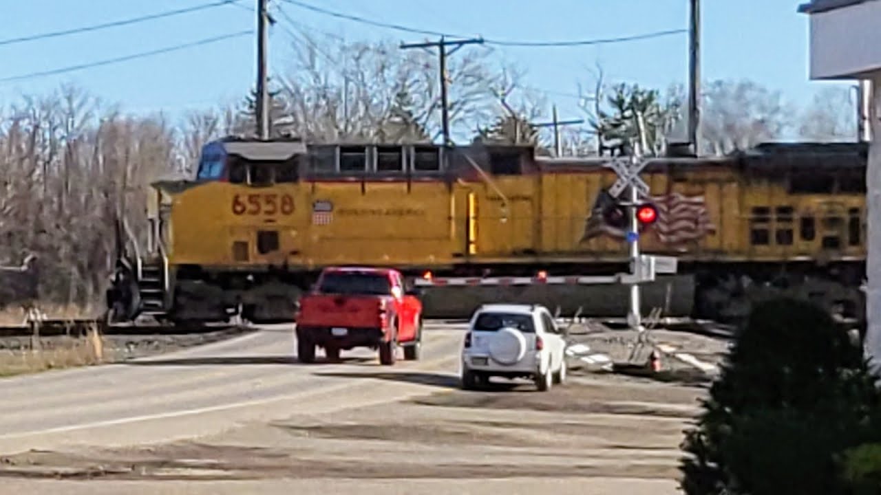 UP AC4400CW's #6558 & #6401 leading NS Freight 310 in Unionville Ohio ...