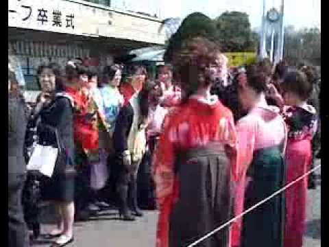 Traditional Japanese graduation costumes - YouTube