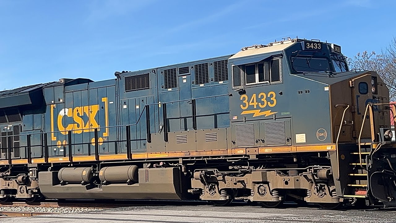 CSX 3433, CSX 817 meets & passes CSX 212, CSX 939 & CSX 3158 while leaving Manchester, Ga. - YouTube