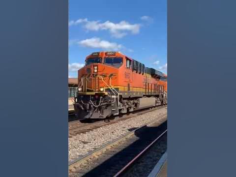 Friendly engineer on BNSF intermodal! #train #railroad #railway #bnsf - YouTube