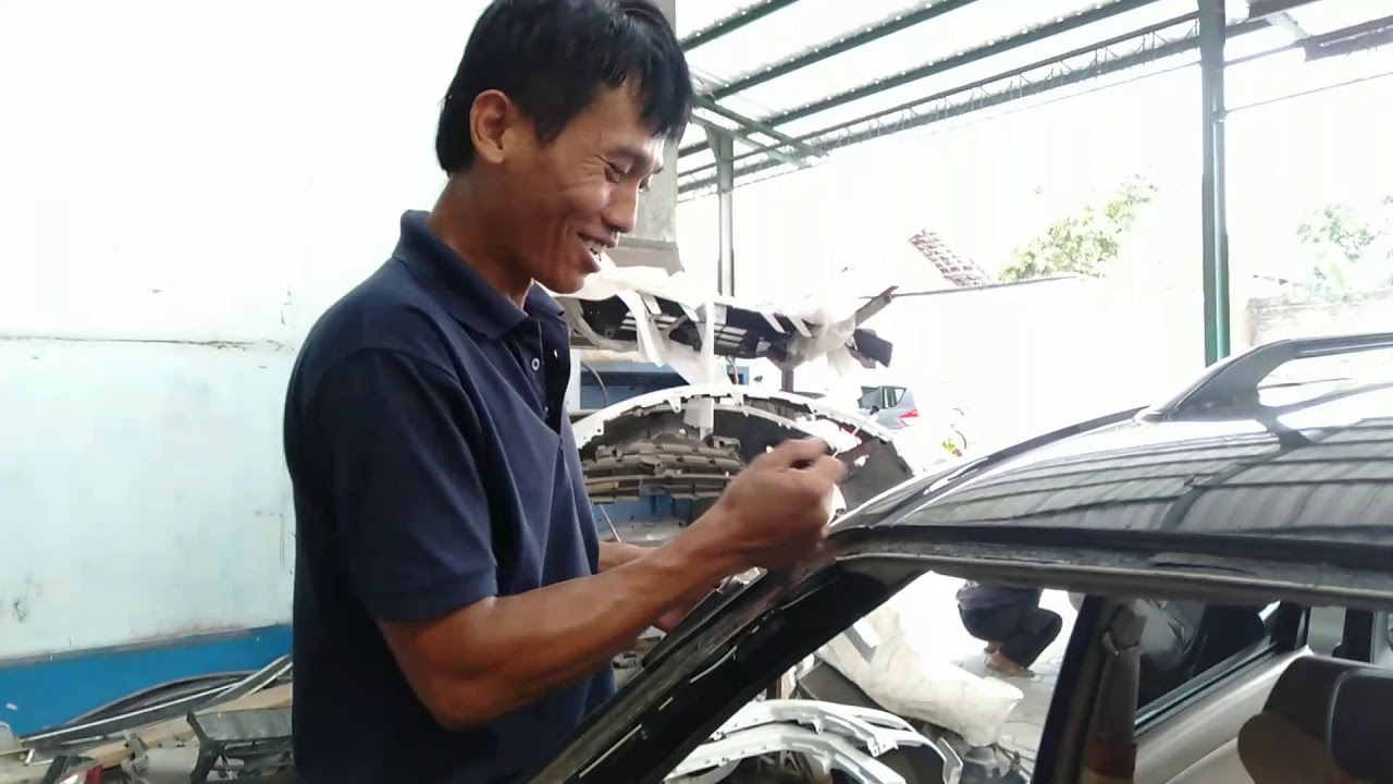 proses bongkar pasang kaca mobil | surya indah jongbiru kediri - YouTube