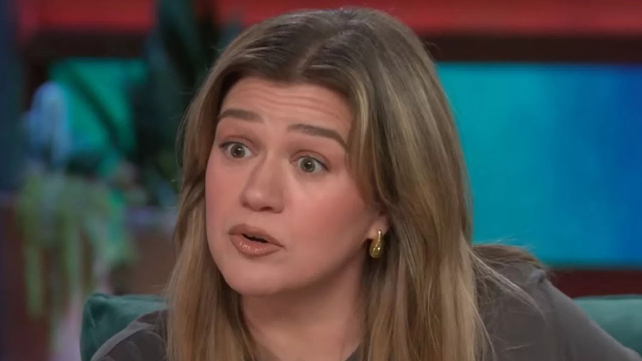 Kelly Clarkson’s Skirt Fell Off On Stage… And She Was Commando! - YouTube