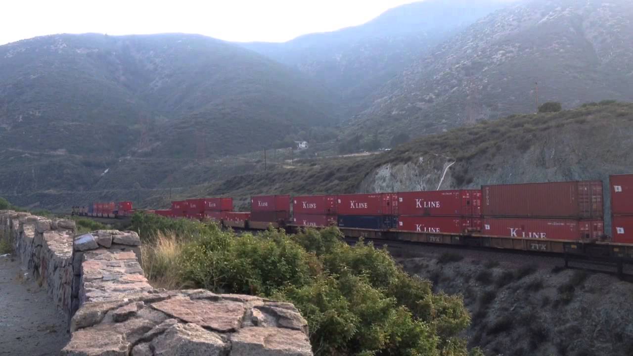 Union Pacific 8807 leads a stack train down Cajon pass. - YouTube