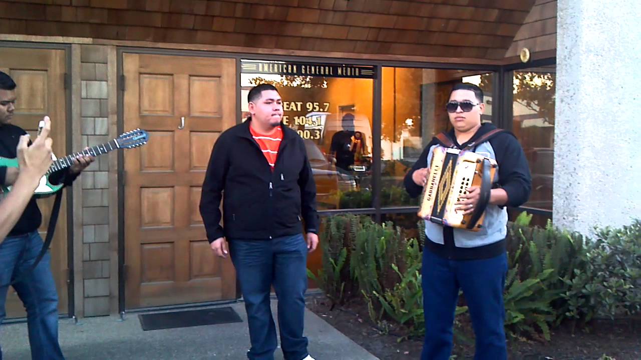 El Compa Juan Con Los Chairez - YouTube