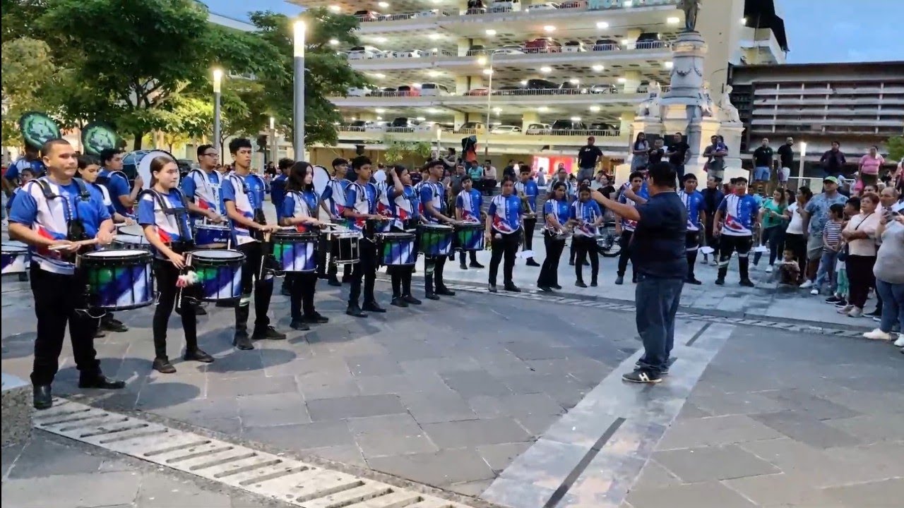 ASI SON los DOMINGO en el centro historico/show de bandas - YouTube