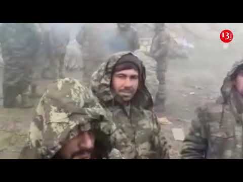Ĺaçın Dağlarında Qarli yağışlı havada veten uğrunda dayanan esgerler.