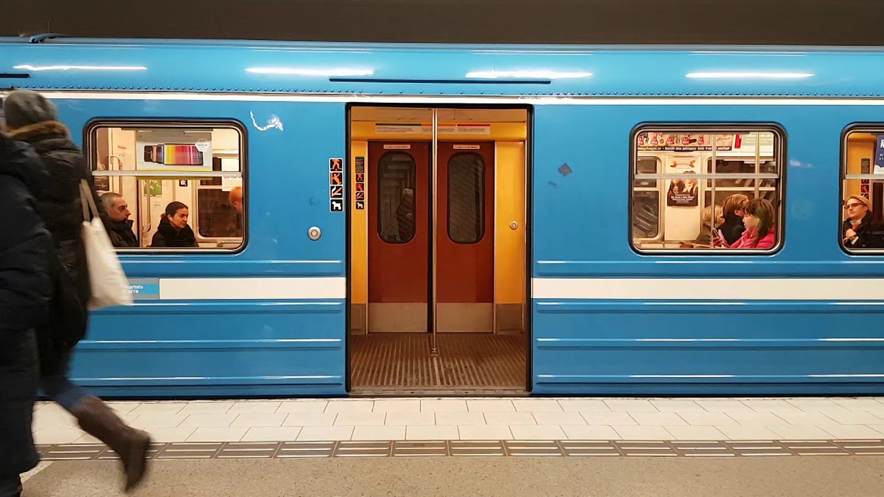 2017-12-12 Åker tunnelbana och filmar ett ett tåg med C6 vagnar och en ...