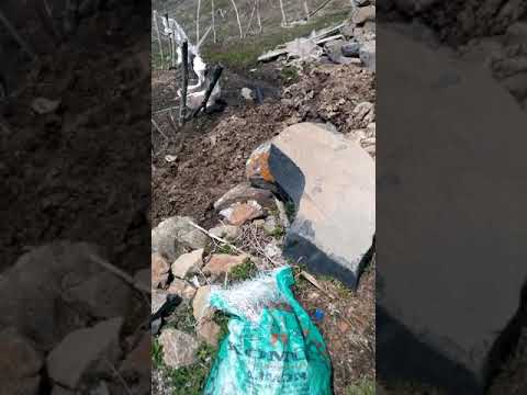 Ayinin yayla evlerinde masayi kurmuş rakisini iciyor
