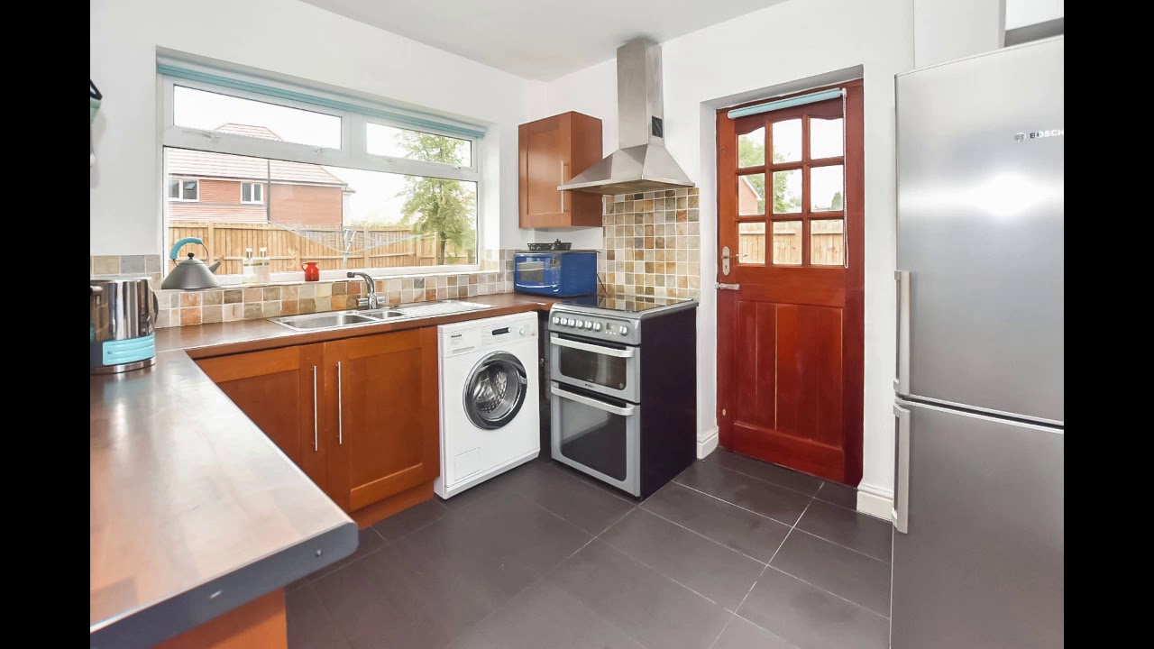 Mosley Common Road, Tyldsley - YouTube