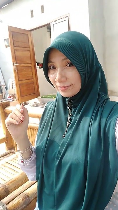 ,bidadari tsb g sk pke bedak dr perawan!(tp jd klhtn kn bks ckran kucing ps msh kcil dlu!)😷 ...