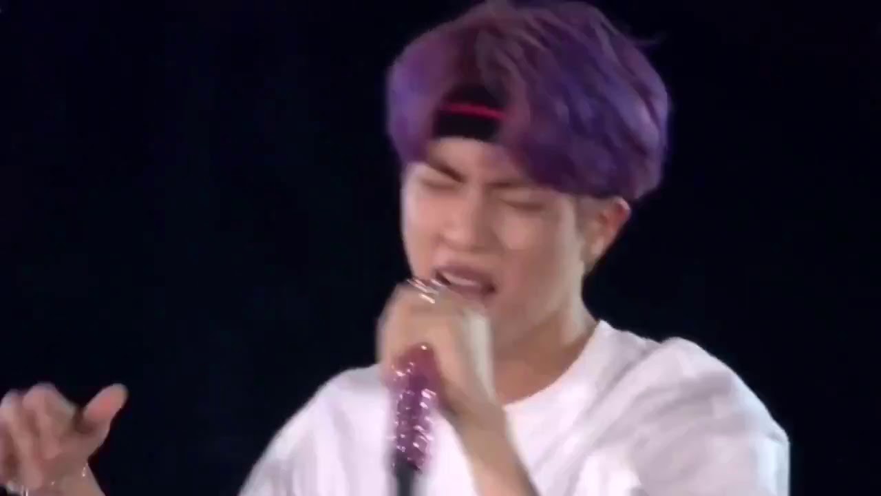 Jin (BTS) gritando "EO" - Estadio Wembley (London) - YouTube