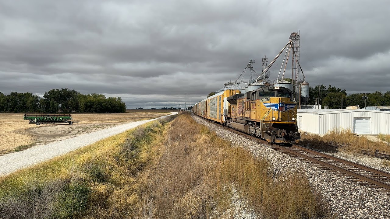 Union Pacific 8412 leads a autorack down the NS KC District in Wakenda, Missouri - YouTube