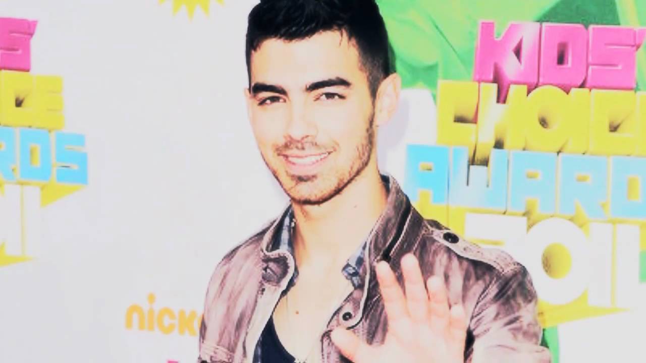 Miley Cyrus and Joe Jonas hugging at the KCAs 2011! - YouTube
