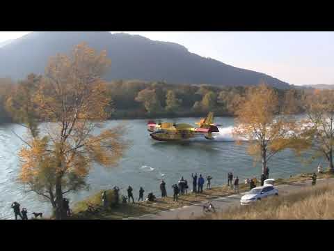 Canadair CL-415 Löschflugzeug bei der Wasseraufnahme