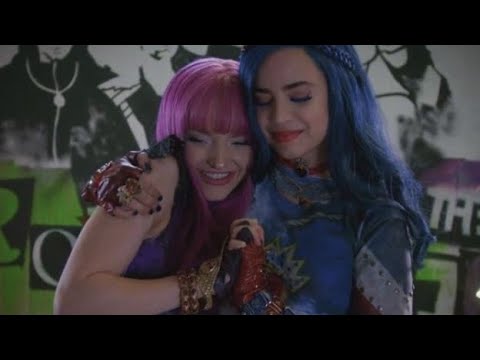 Space Between Mal y Evie 💜💙en español - YouTube