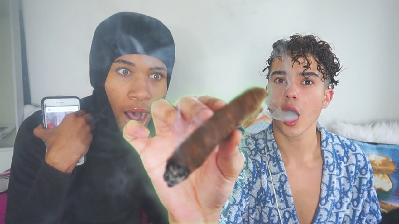 smoking an 8G fronto leaf (welcome to my channel) - YouTube