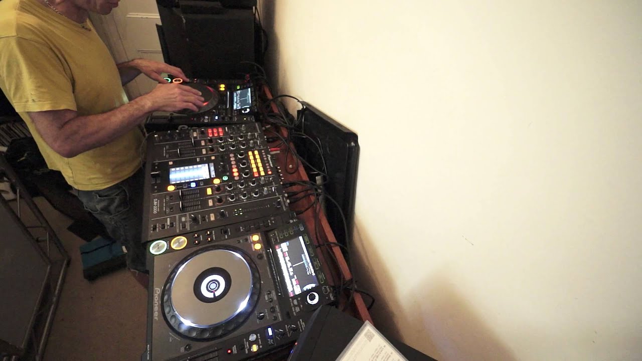 Intermediate DJ Lesson on making a loop to help bring the mix in - YouTube
