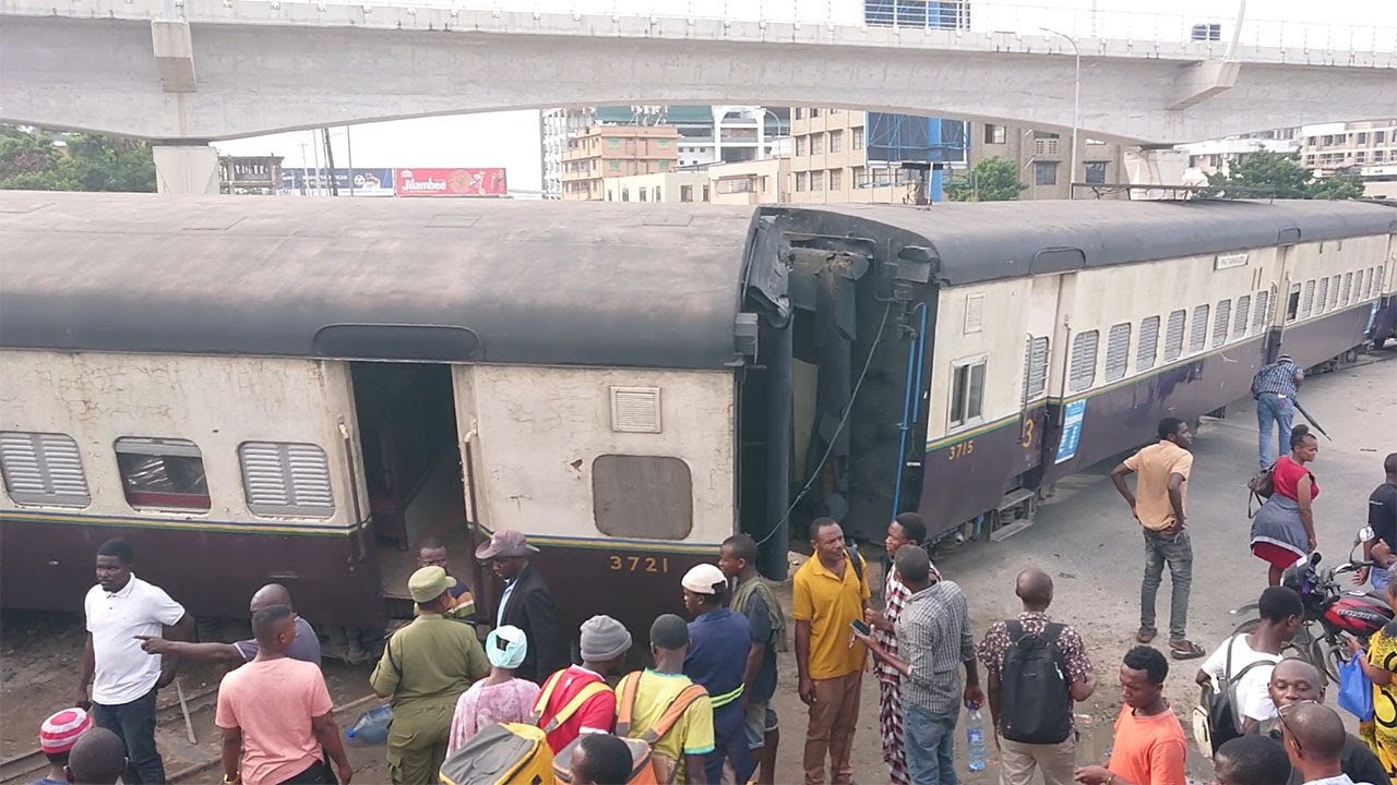 TRENI YA ABIRIA DAR YAPATA AJALI BEHEWA LAACHA NJIA/TAZAMA HALI ...