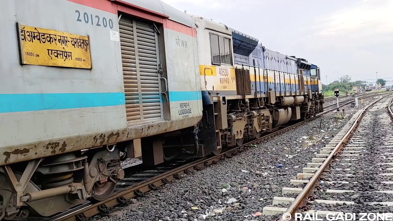 19301 Dr Ambedkar Nagar - Yesvantpur Express Arriving at Purna Jn ...