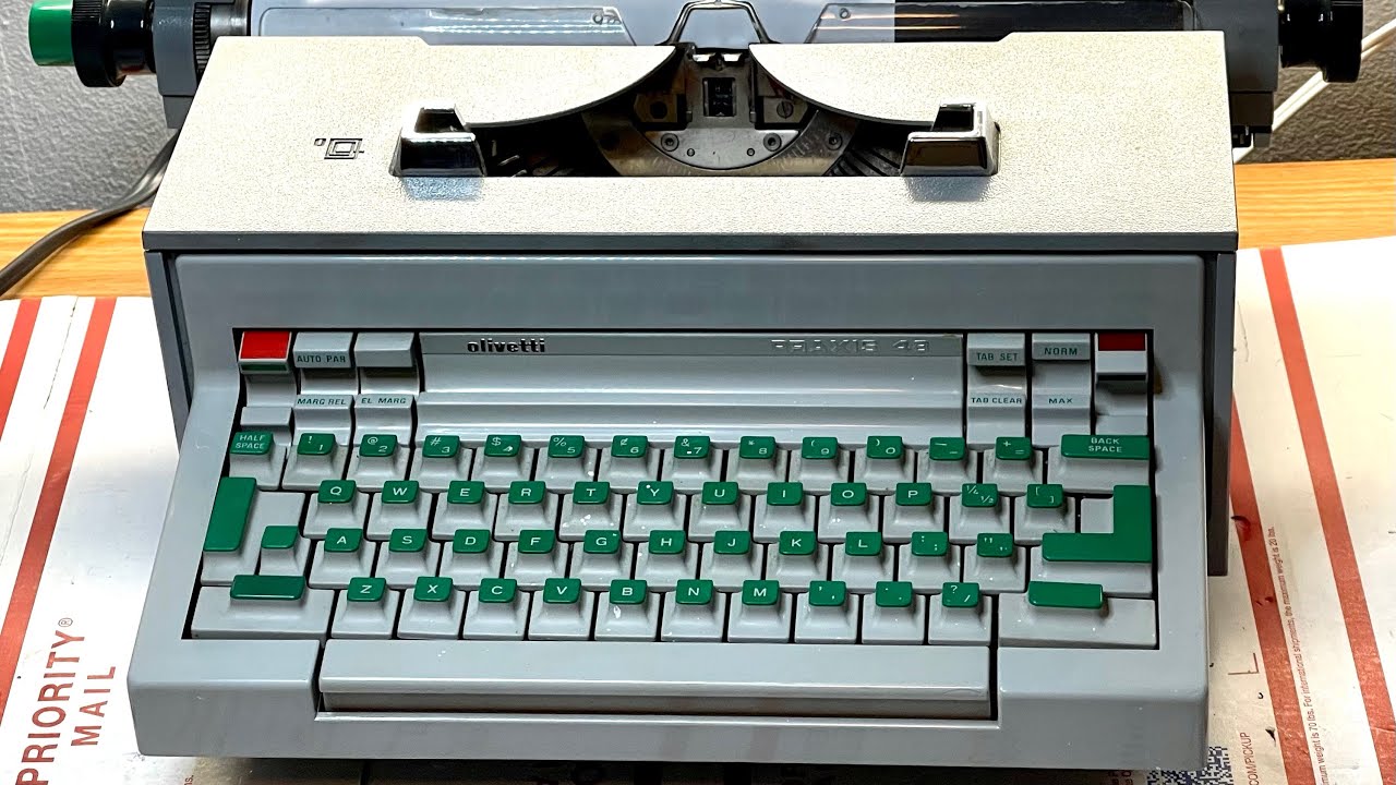 VINTAGE 1968 Olivetti E20214 ELITE Electric Typewriter Power On ...