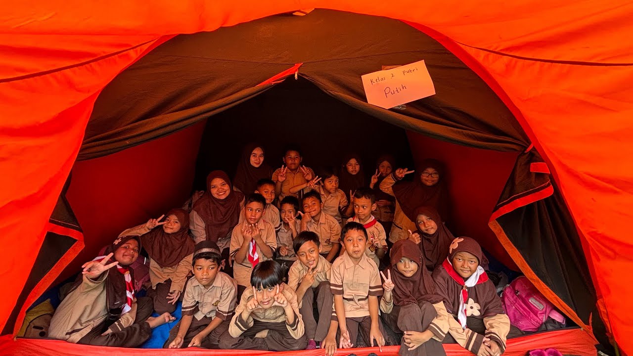 Camping Anak SD Kemping di halaman Sekolah saat Pramuka bersama Guru ...