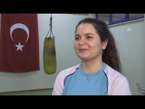 Üniversite öğrencisi kadın boksör gözünü milli formaya dikti