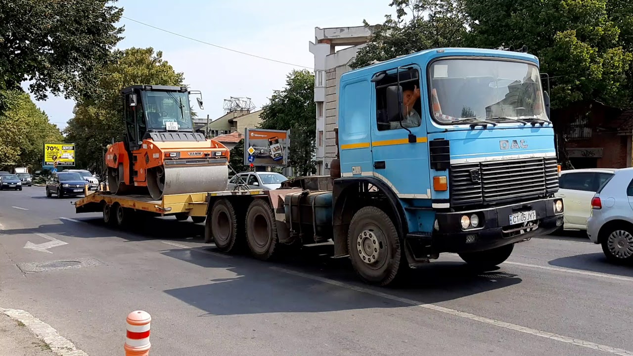 Constanța:Camion Roman Diesel cu un cilindru compactor in trafic. - YouTube