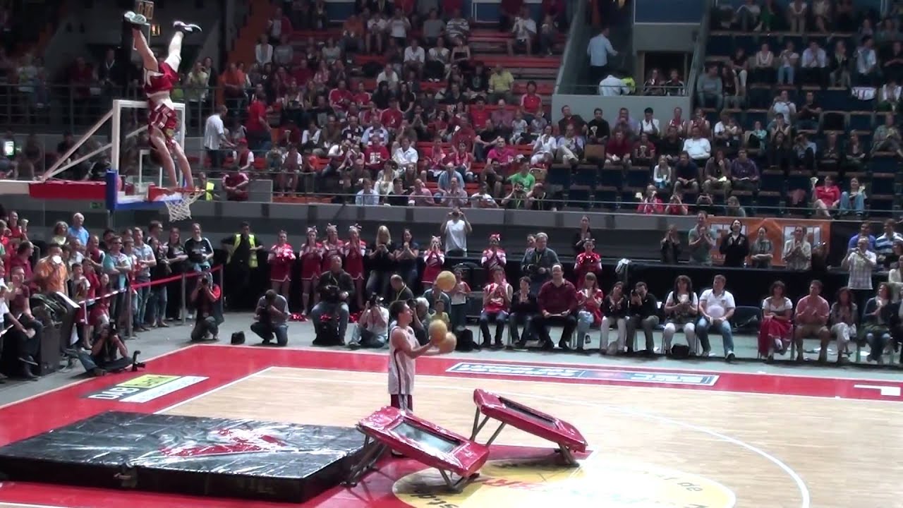 Dunking-Devils Basketball-Akrobaten- beim FCBayern Basketball - YouTube