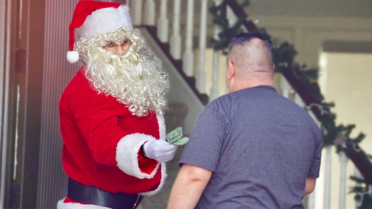 Santa Surprises Strangers With Cash! - YouTube