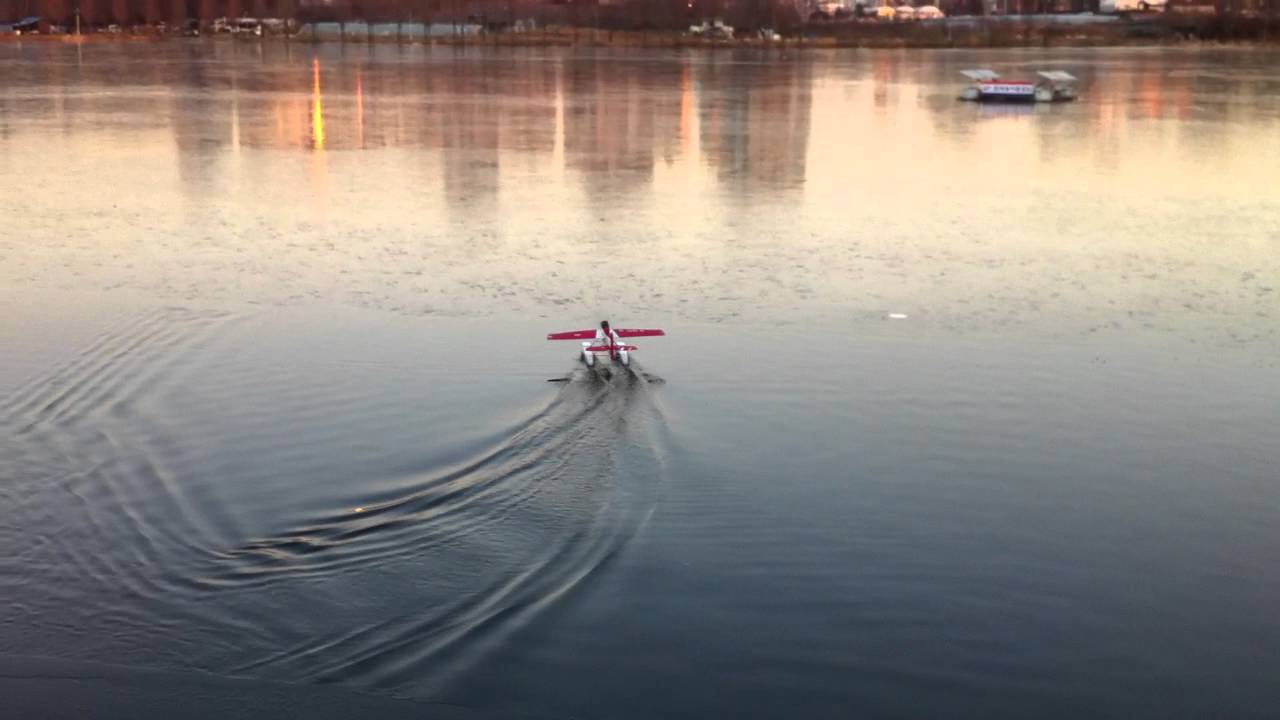 RC SEA PLANE ON FROZEN LAKE - YouTube