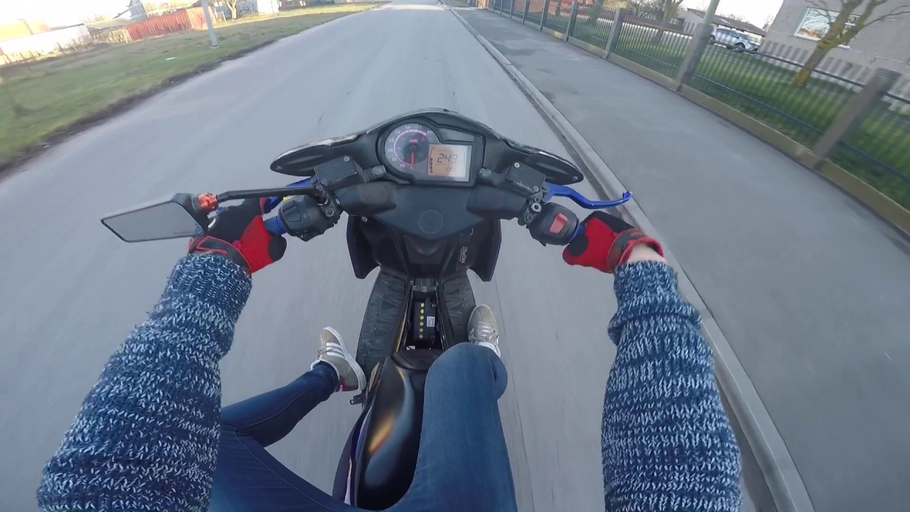 Aprilia sr50 wheelie - YouTube