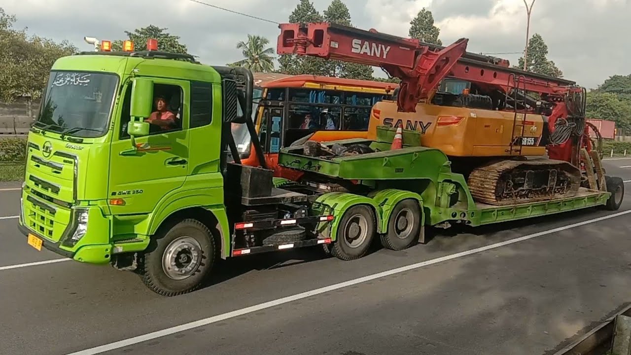 TRUK TRAILER ANGKUT ALAT BERAT PULUHAN TON - YouTube