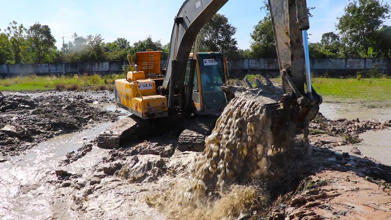 Volvo EC210Blc excavator working in mud field - YouTube