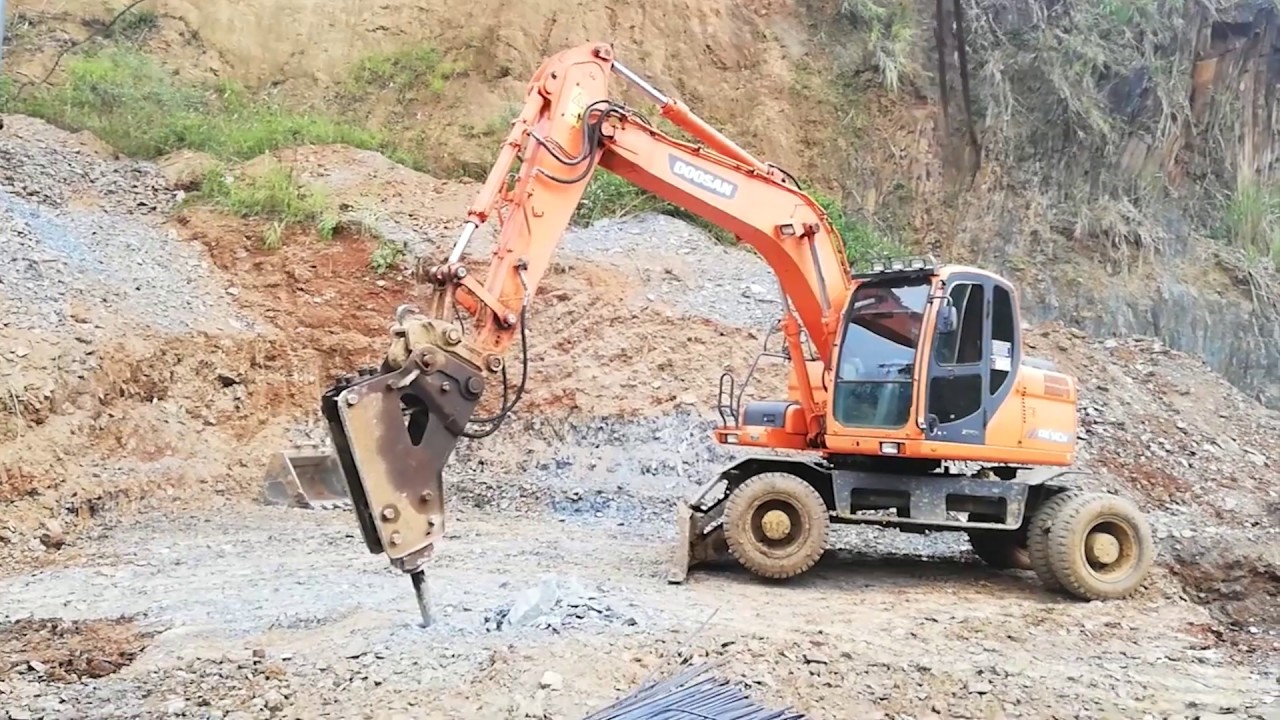 Excavator DaeWoo Doosan DX 140W threshing and excavating - YouTube